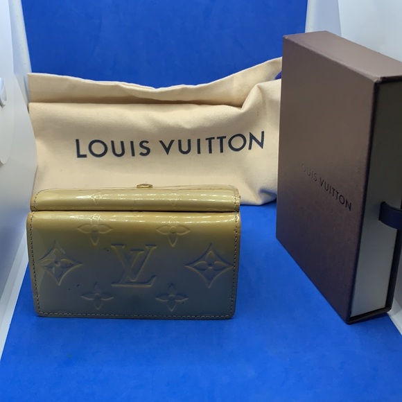 Louis Vuitton | Bags | Louis Vuitton Vernice Beige Cream Compact Sarah ...